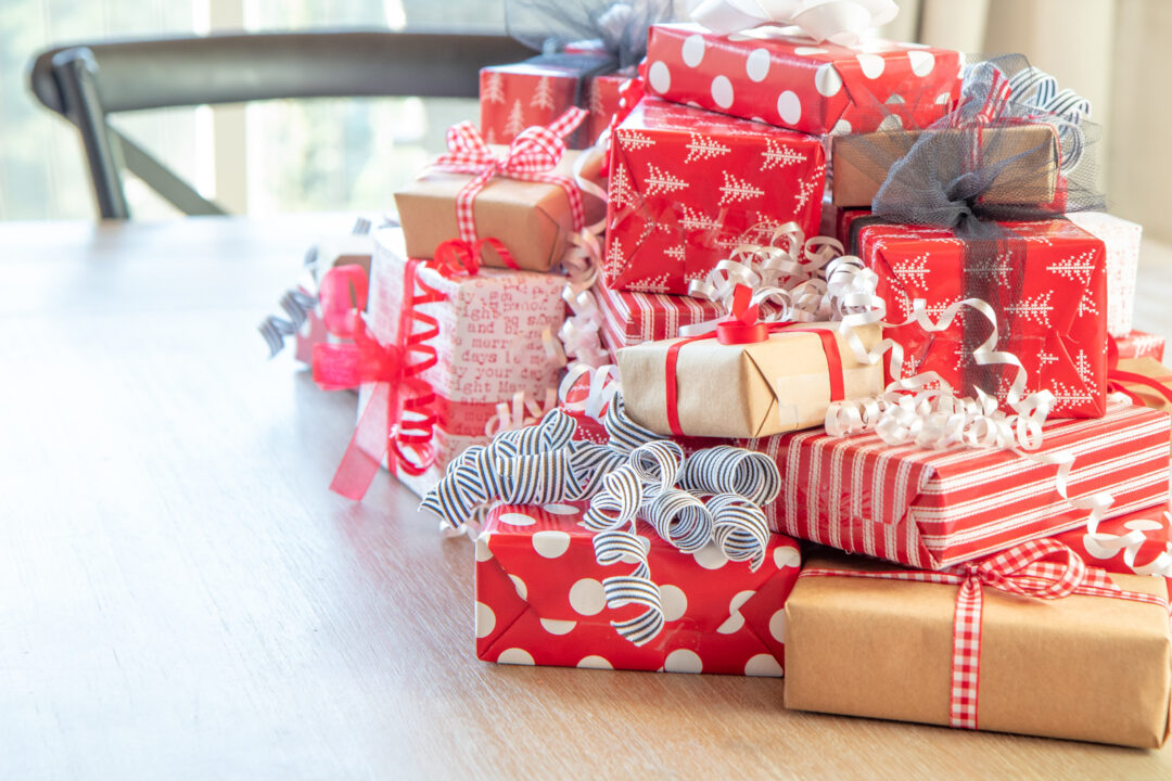 HOW TO MAKE A CHRISTMAS PRESENT CENTERPIECE | Everyday Laura