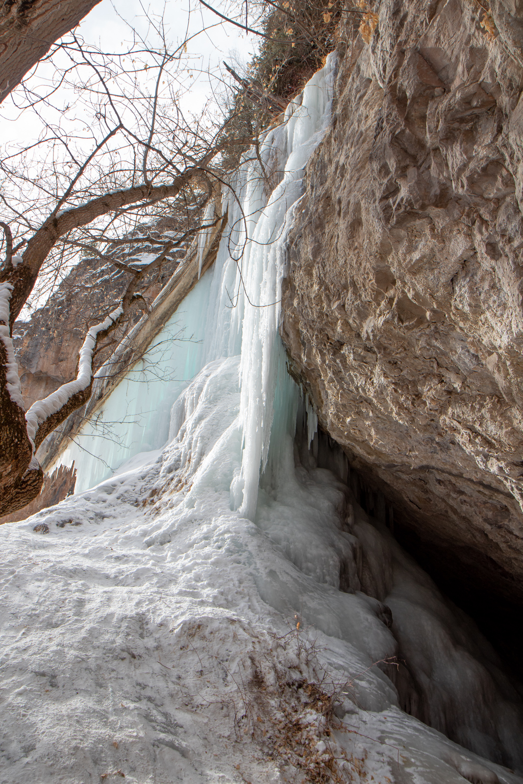 EXPLORING THE ICE CAVES IN RIFLE MOUNTAIN PARK, COLORADO | Everyday Laura