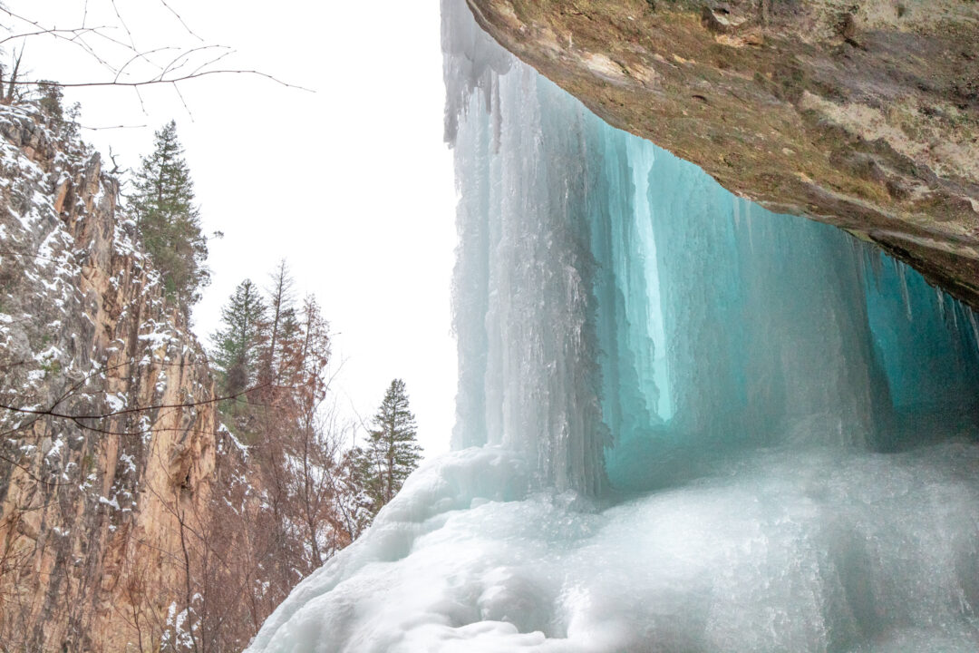 EXPLORING THE ICE CAVES IN RIFLE MOUNTAIN PARK, COLORADO | Everyday Laura